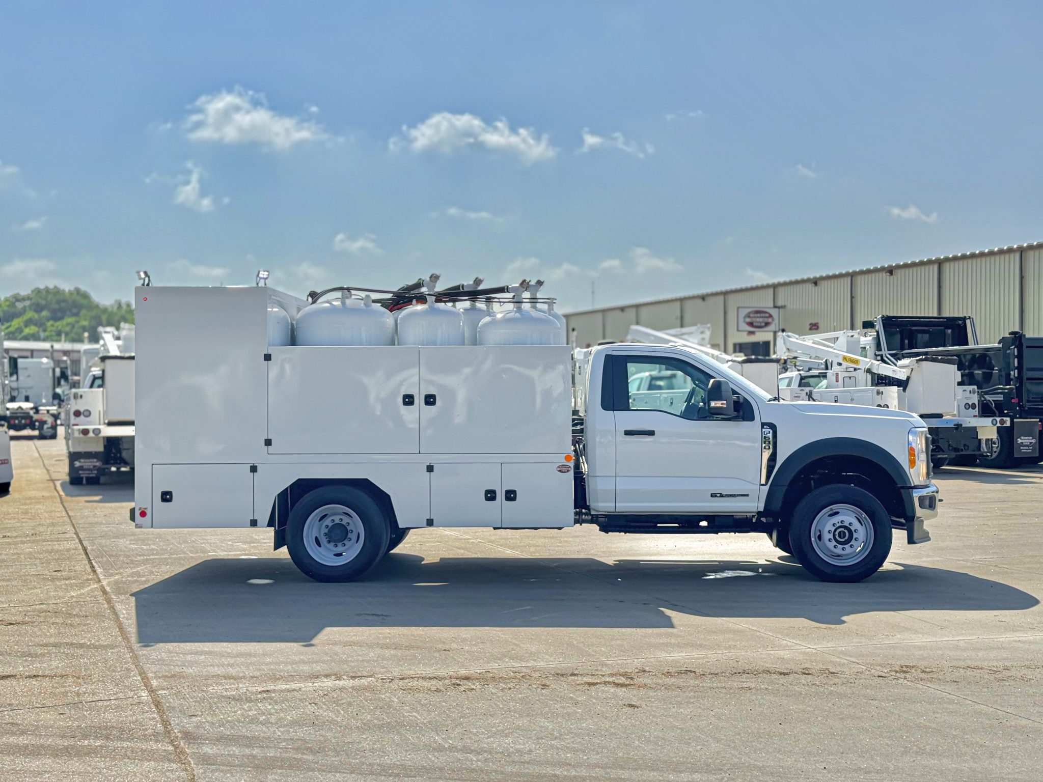 2023 FORD F600 XL - WKI Kenworth